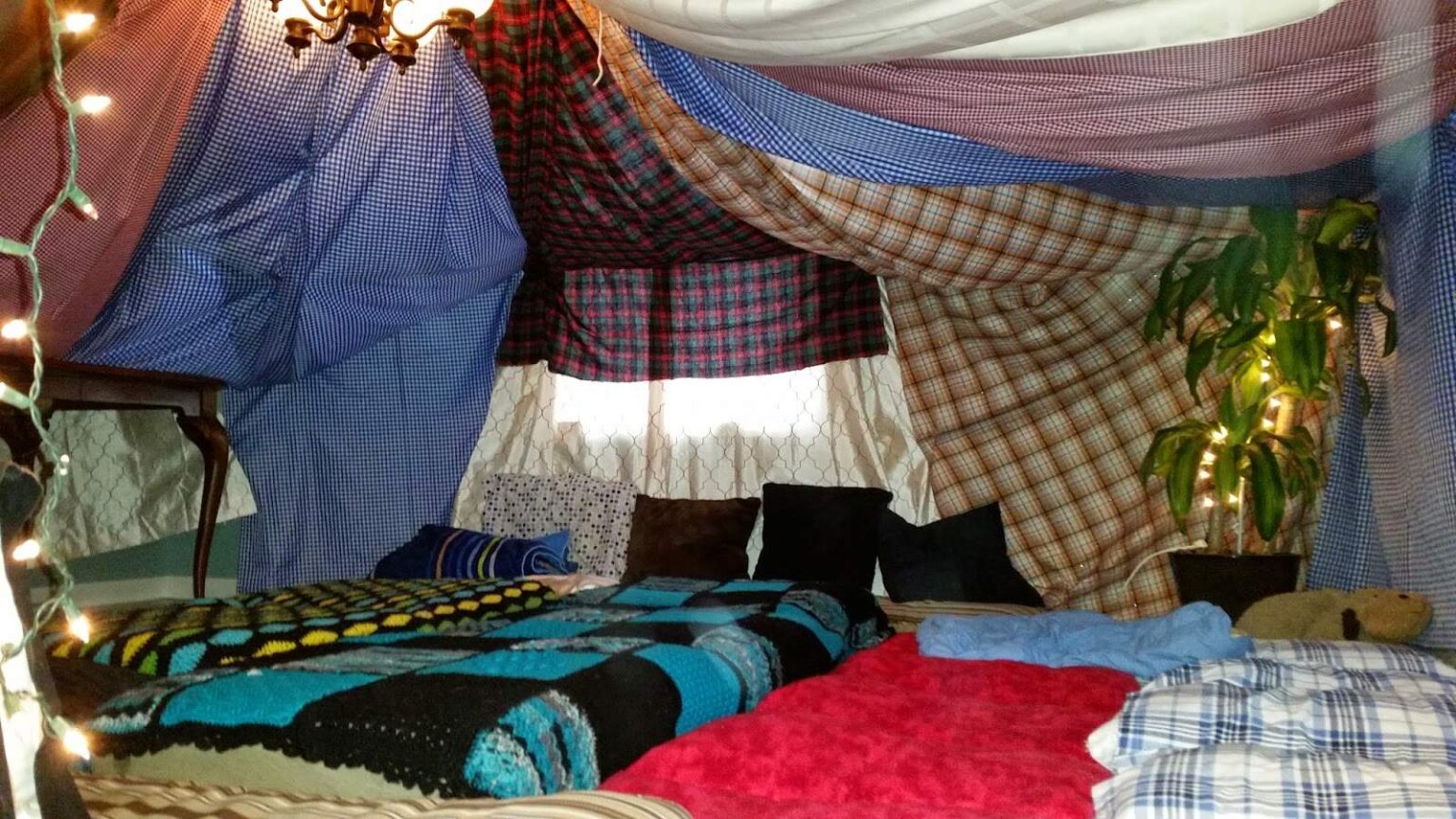 10 EPIC Blanket Forts (and How to Build One of Your Own)