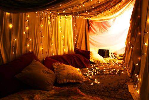 10 EPIC Blanket Forts (and How to Build One of Your Own)
